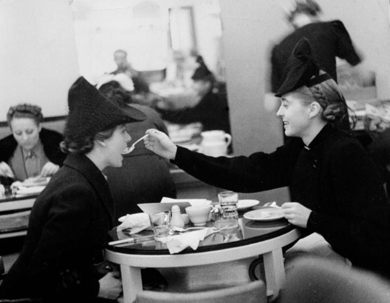 Eating Your Cake - Galerie Art